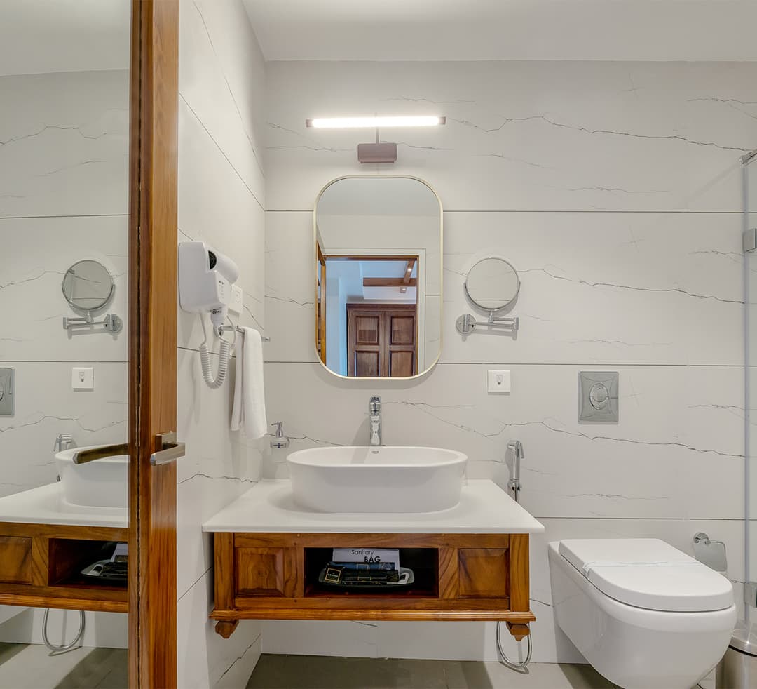 Emerald Haven Suite - Cozy Valley Views & Perks | Le Montfort